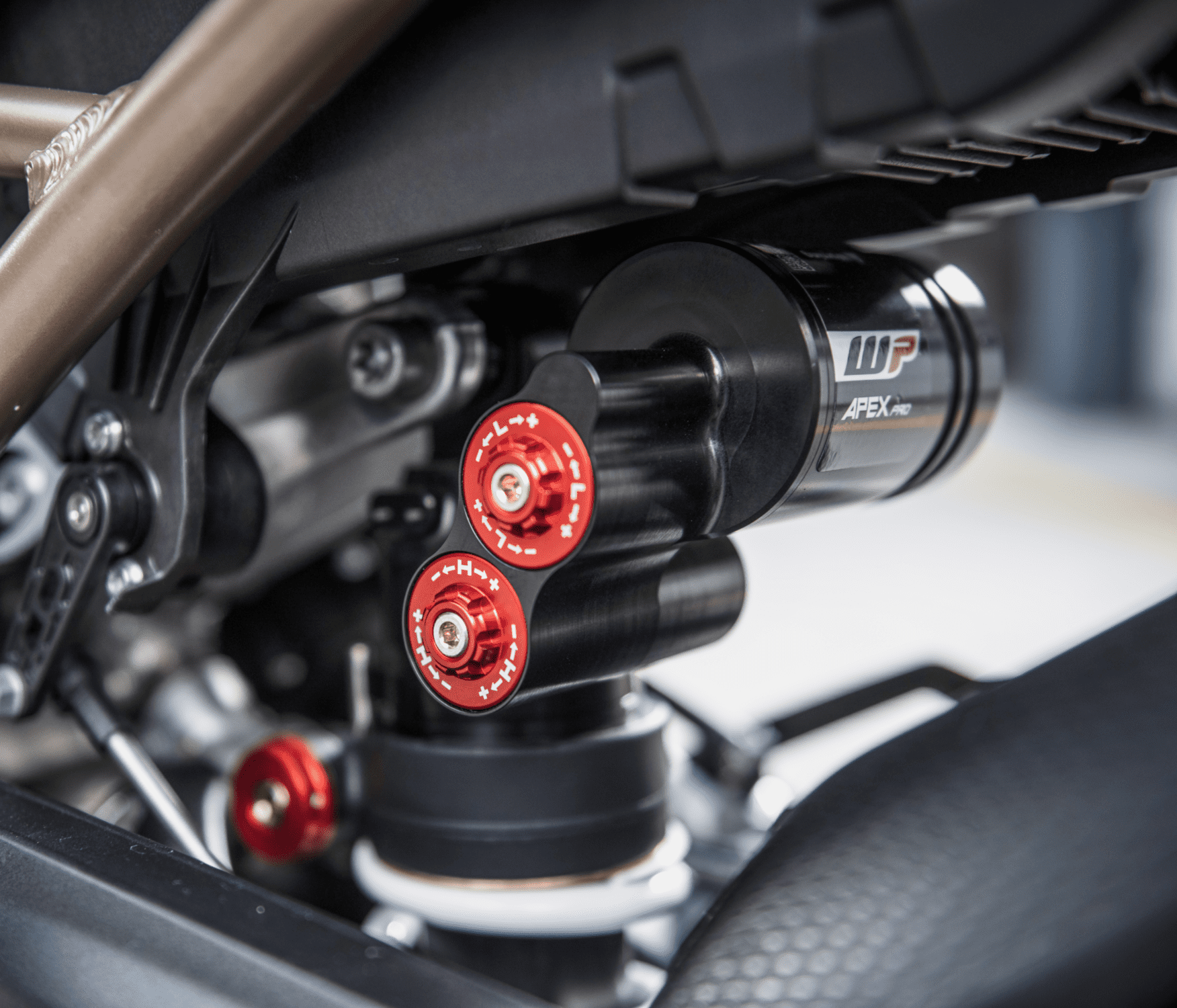 APEX PRO 7746 SHOCK - WP Suspension